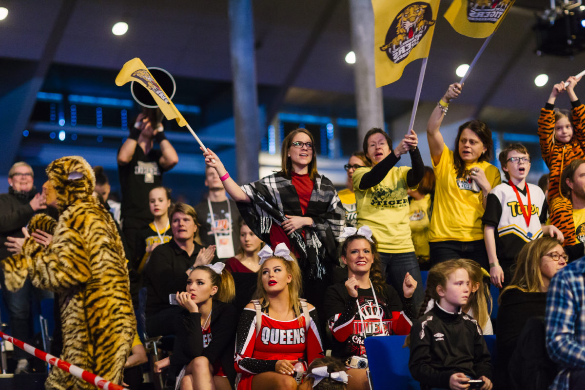 Leaping cheerleaders at Norway Championship!